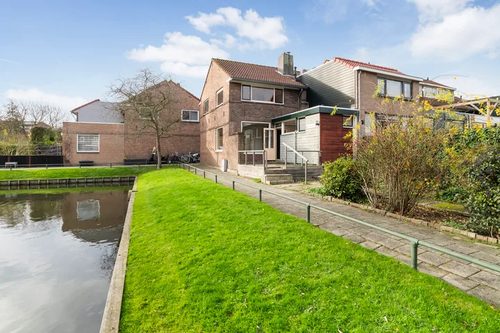 Hoekwoning Jubileumplein 14 Rotterdam met tuin en uitbreidk.